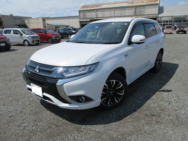 中古車 三菱 アウトランダーPHEV 2.0 G ナビパッケージ 4WD の中古車詳細 (64,000km, パール, 秋田県, 187万円) | 中古車情報・中古車検索なら【車選びドットコム ...